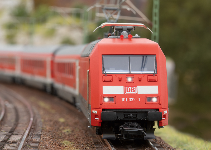 Class 101 Electric Locomotive | Maerklin US