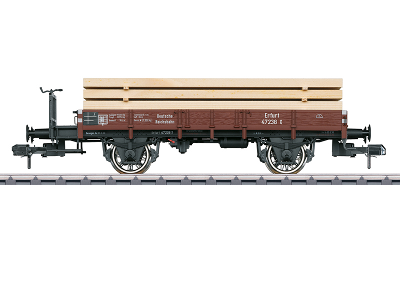 Low Side Car with a Load of Lumber | Maerklin US